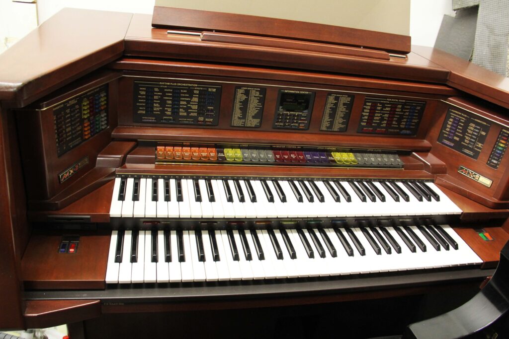 Lowrey Console Theater Organ - B Natural Pianos