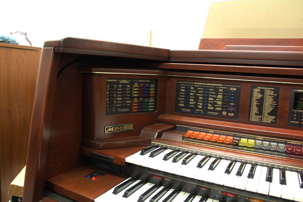 Lowrey Console Theater Organ - B Natural Pianos
